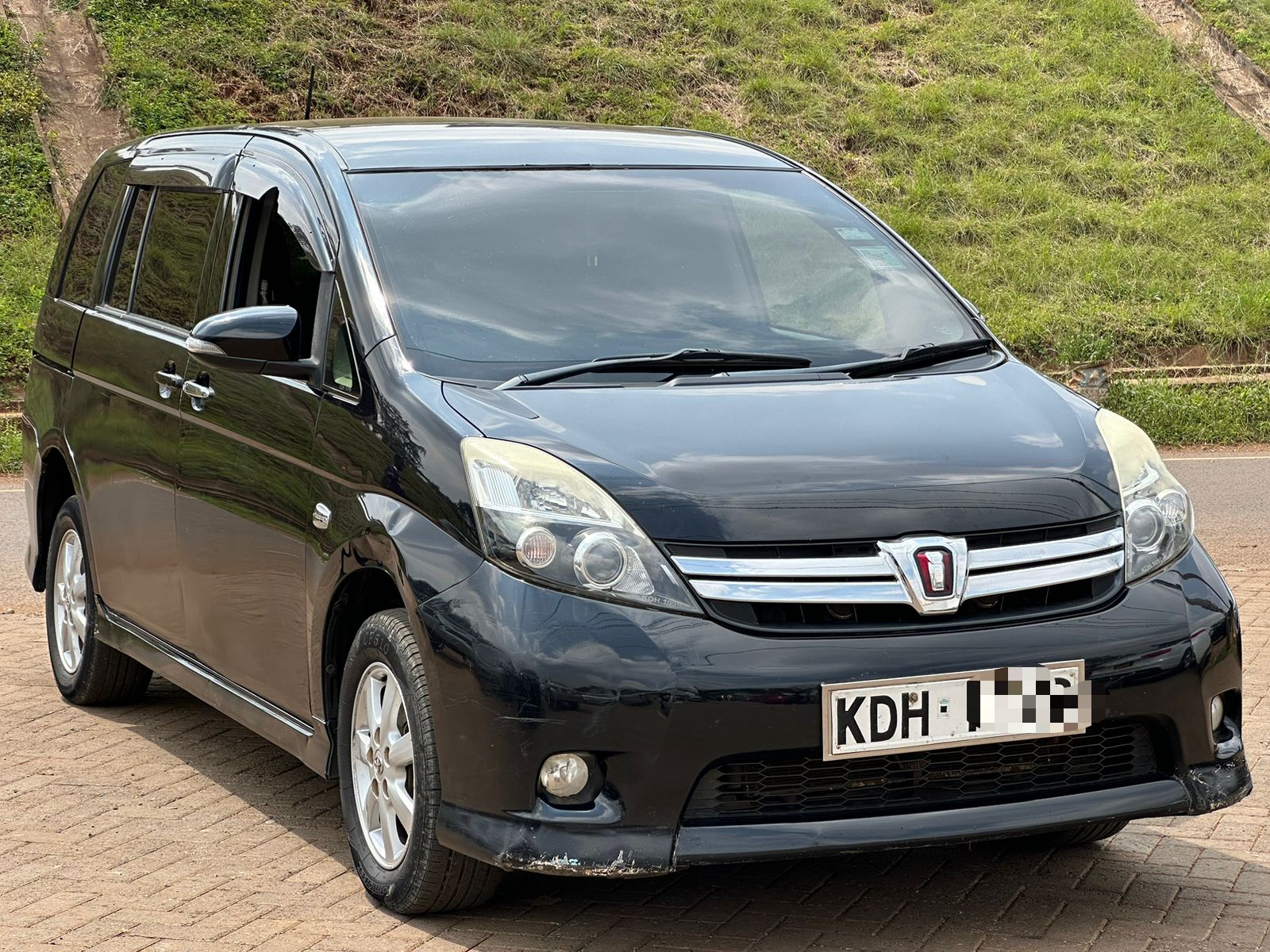 Toyota Isis original image, kaiandkaro.com