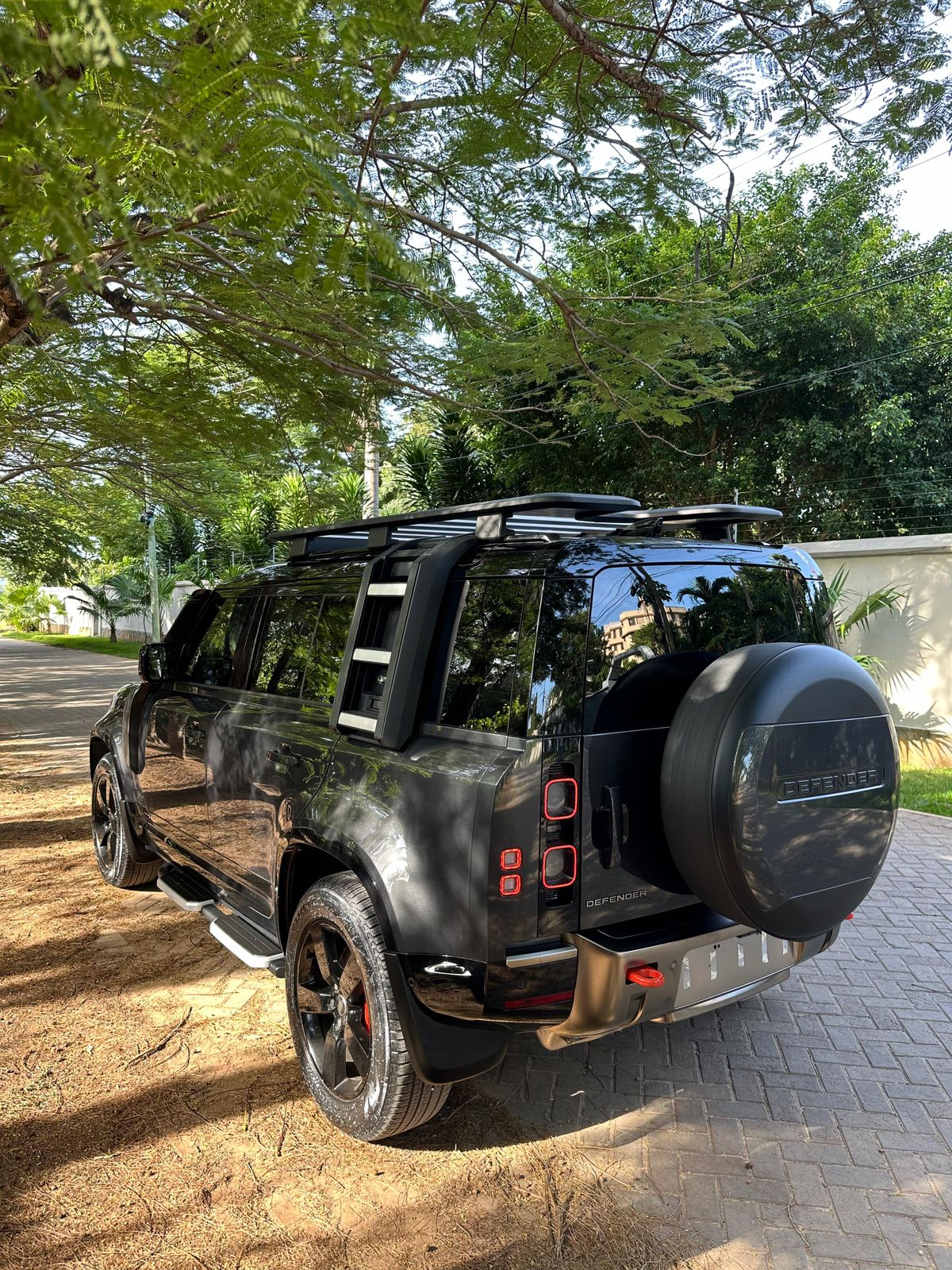 Landrover Defender 110 original image, kaiandkaro.com