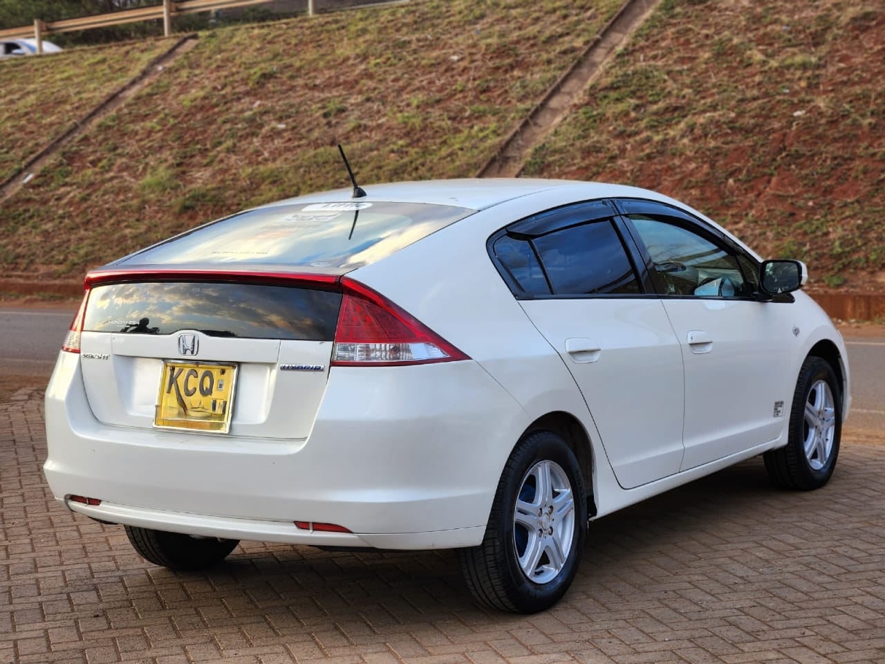 Honda Insight Hybrid original image, kaiandkaro.com