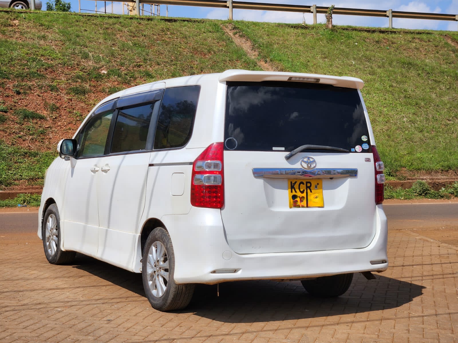 Toyota Noah original image, kaiandkaro.com