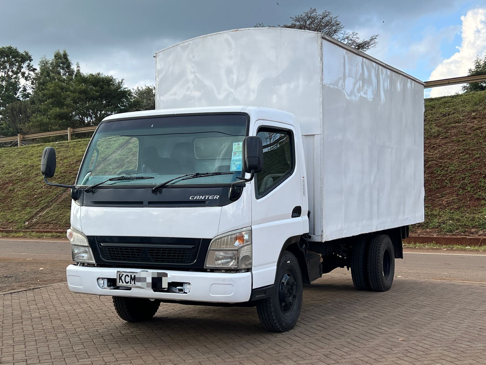 Mitsubishi Canter FE 84 original image, kaiandkaro.com