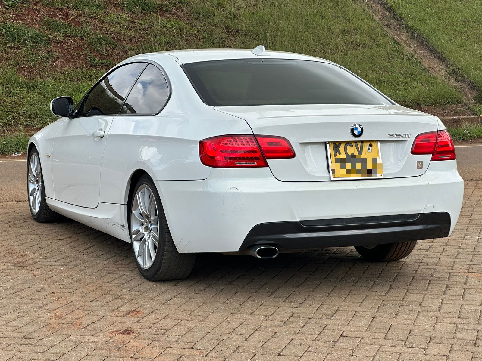 BMW 320i 'E92' Coupé original image, kaiandkaro.com