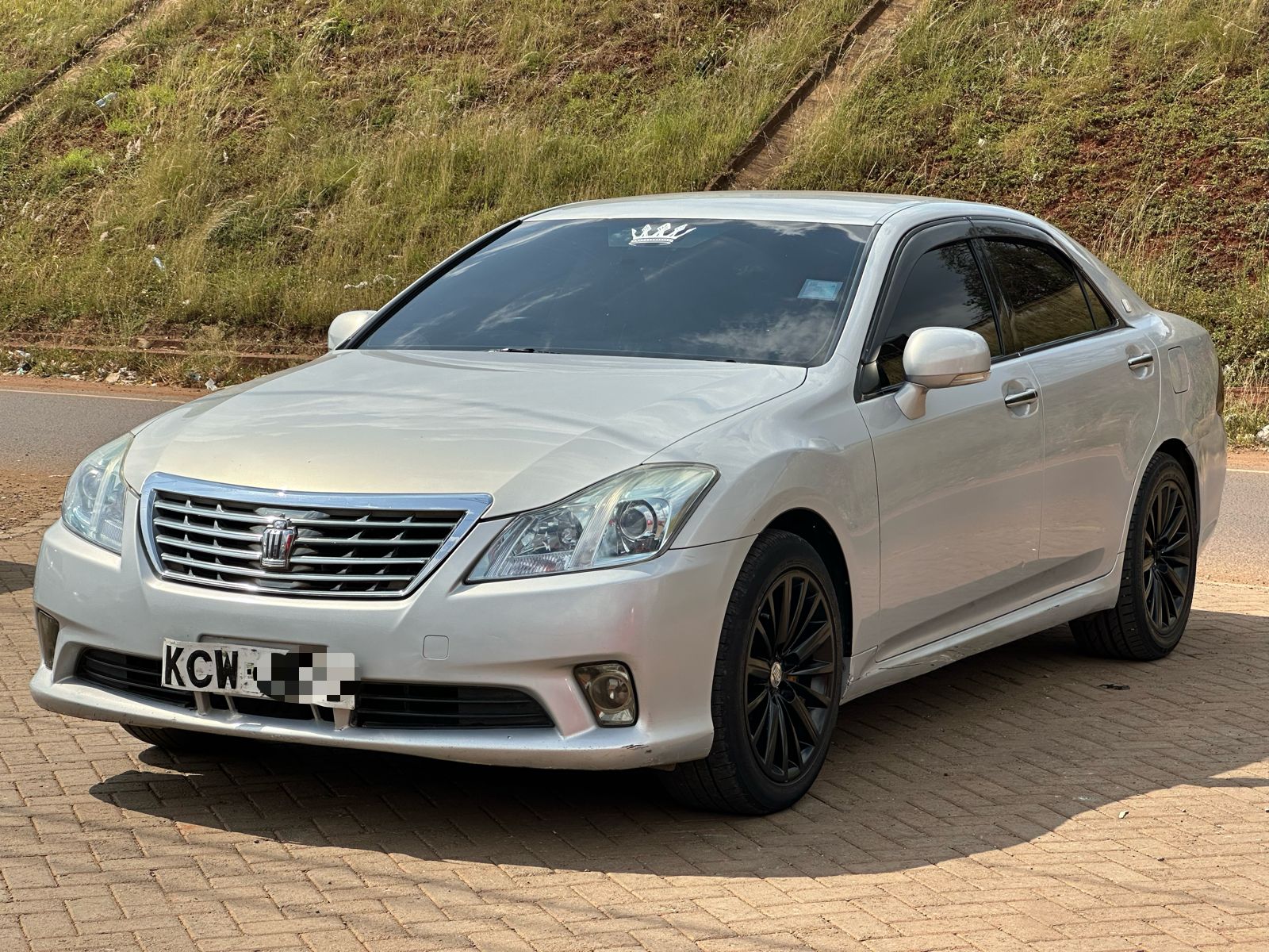 Toyota Crown Royal Saloon i-Four original image, kaiandkaro.com