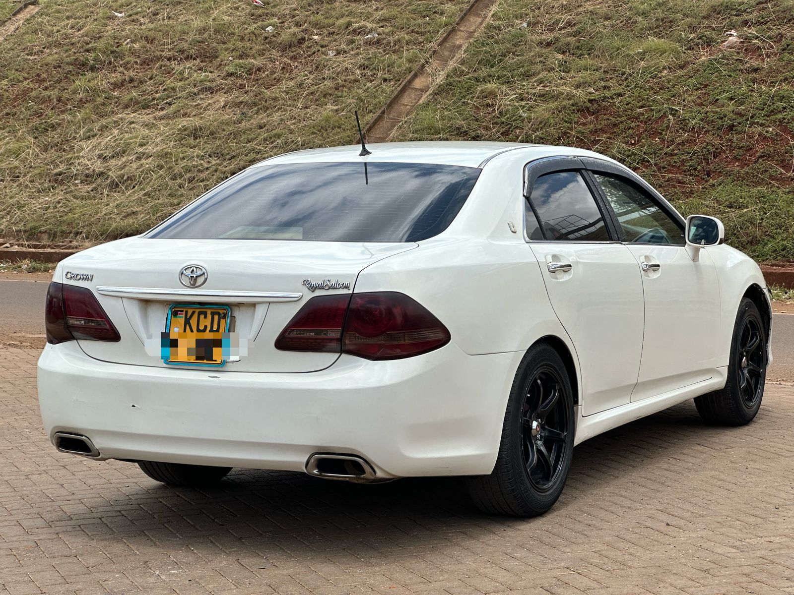 Toyota Crown Royal Saloon original image, kaiandkaro.com