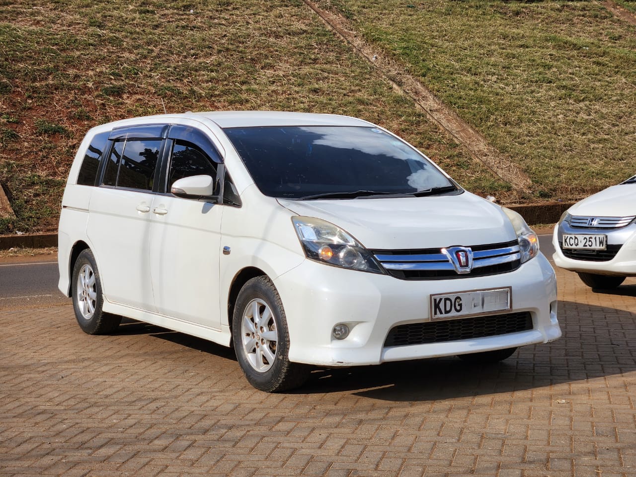 Toyota Isis | Kai & Karo | Car Dealership Kenya | New & Used Cars for Sale