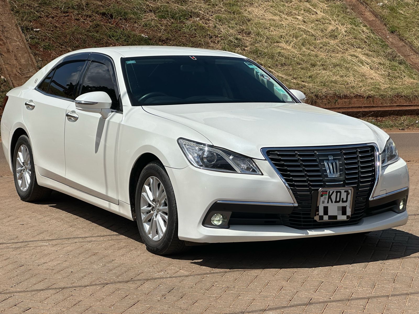 Toyota Crown 'Royal Saloon' | Kai & Karo | Car Dealership Kenya | New ...