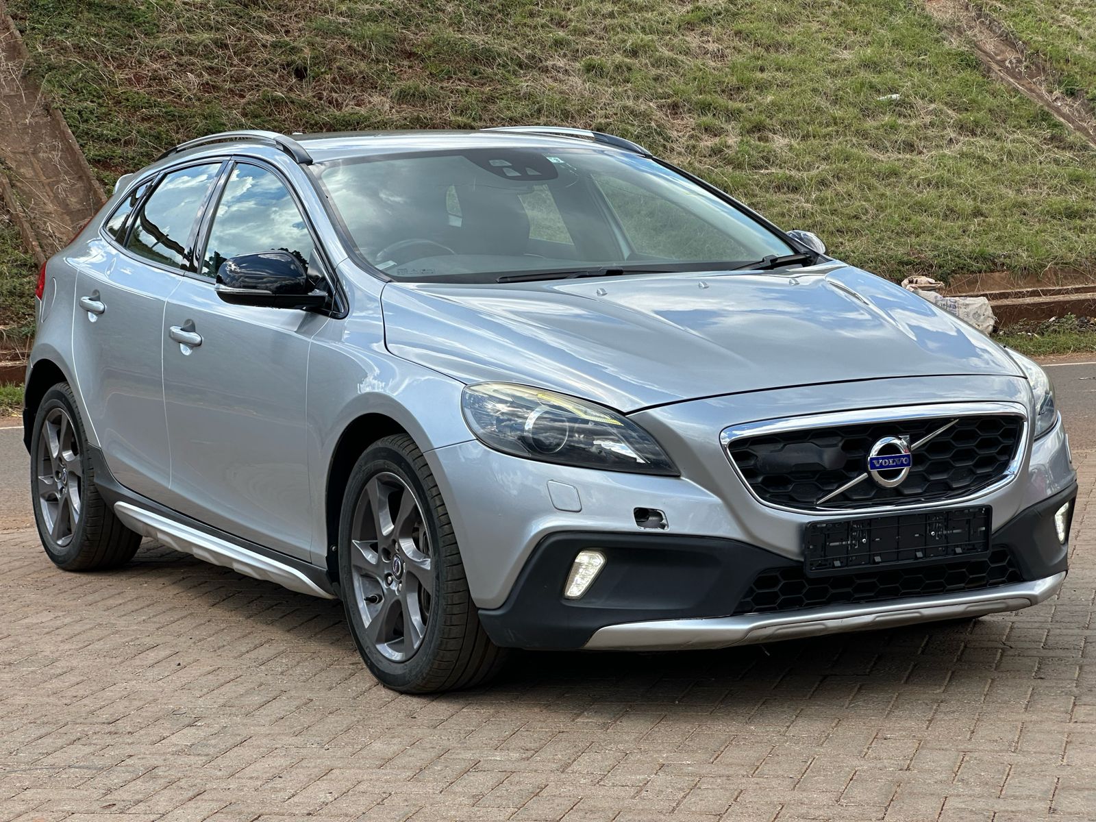 Volvo V40 T5 AWD 'Cross-Country' Spec | Kai & Karo | Car Dealership ...